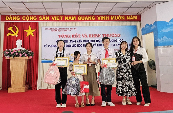 Trao giải Cuộc thi “Sáng kiến bảo đảm trật tự trường học về phòng ngừa bạo lực học đường và lao ...