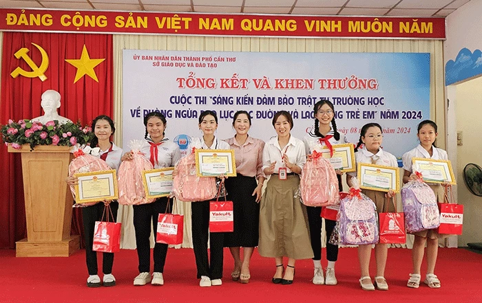 Trao giải Cuộc thi “Sáng kiến bảo đảm trật tự trường học về phòng ngừa bạo lực học đường và lao ...